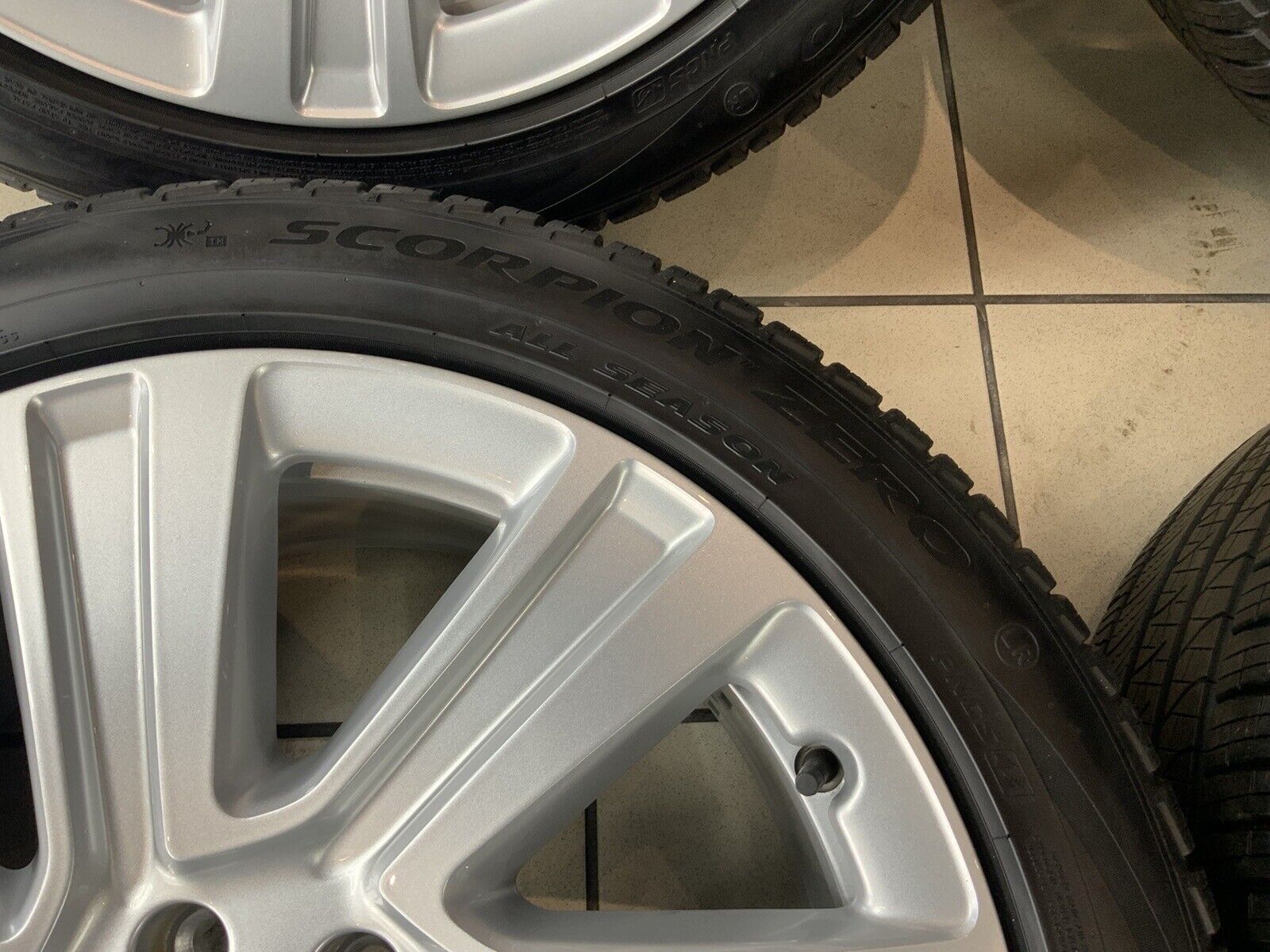 GENUINE RANGE ROVER L460 22" STYLE 7023 ALLOY WHEELS & TYRES